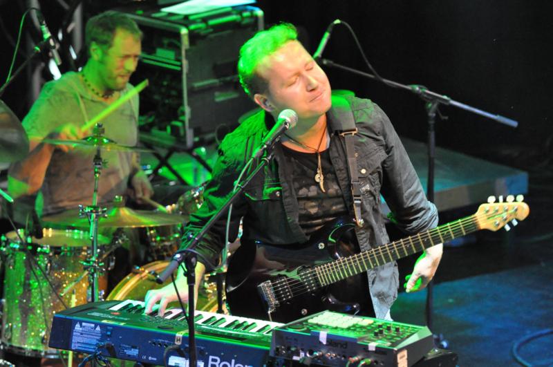 BACKGROUND MAGAZINE Concert Review: Dec burke & Mick Pointer, Script ...