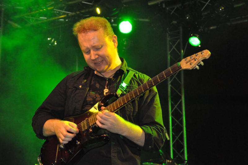 BACKGROUND MAGAZINE Concert Review: Dec burke & Mick Pointer, Script ...