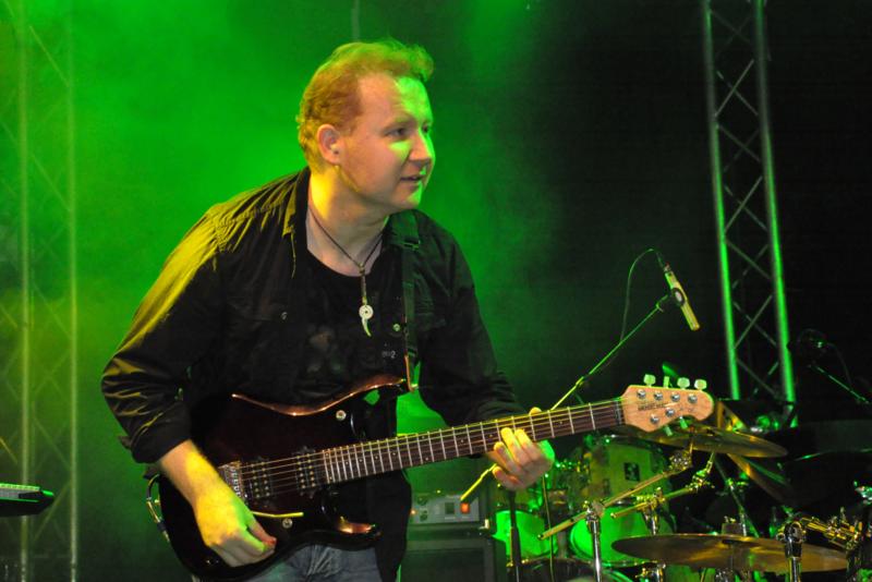 BACKGROUND MAGAZINE Concert Review: Dec burke & Mick Pointer, Script ...