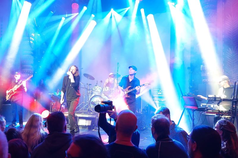 BACKGROUND MAGAZINE Concert Review: Knight Area